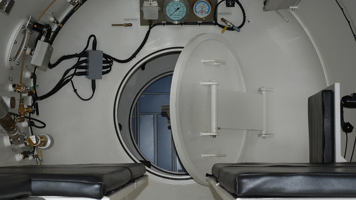 How A Hyperbaric Chamber Helps in Decompression - Scuba.com