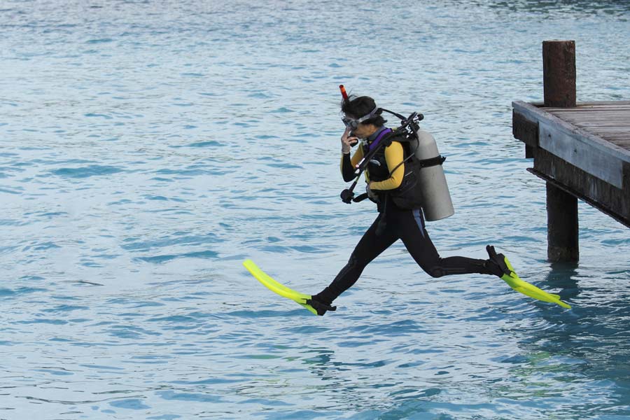 4 Methods of Water Entry for Scuba Divers - AquaViews