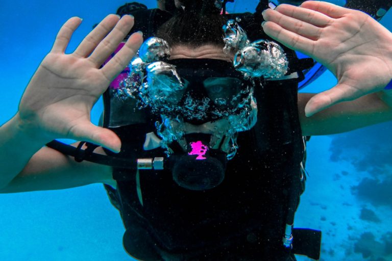 How to Clear Your Scuba Mask Underwater - Scuba.com